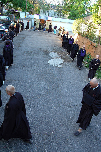 Meditation Part 4: Walking Meditation and Kinhin | Daily Buddhism